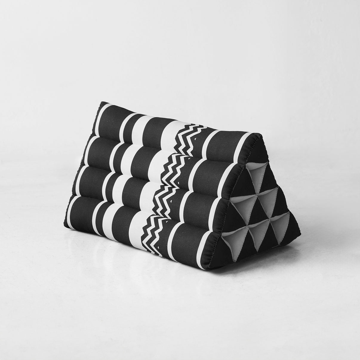 Triangle Pillow หมอนสามเหลี่ยม หมอนไทยทำมือ – PDMBRAND