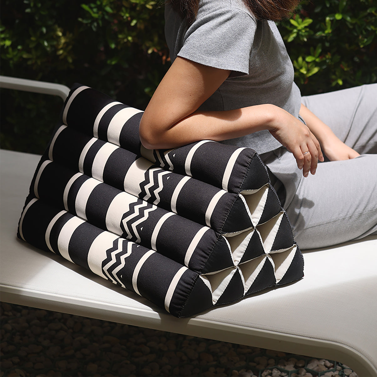 Triangle Pillow หมอนสามเหลี่ยม หมอนไทยทำมือ – PDMBRAND