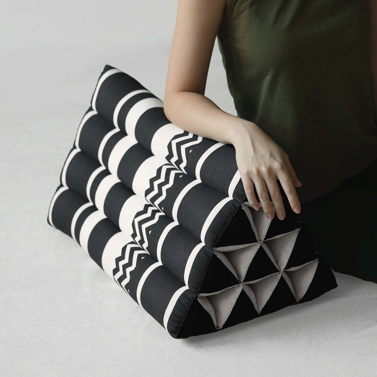 Triangle Pillow หมอนสามเหลี่ยม หมอนไทยทำมือ – PDMBRAND