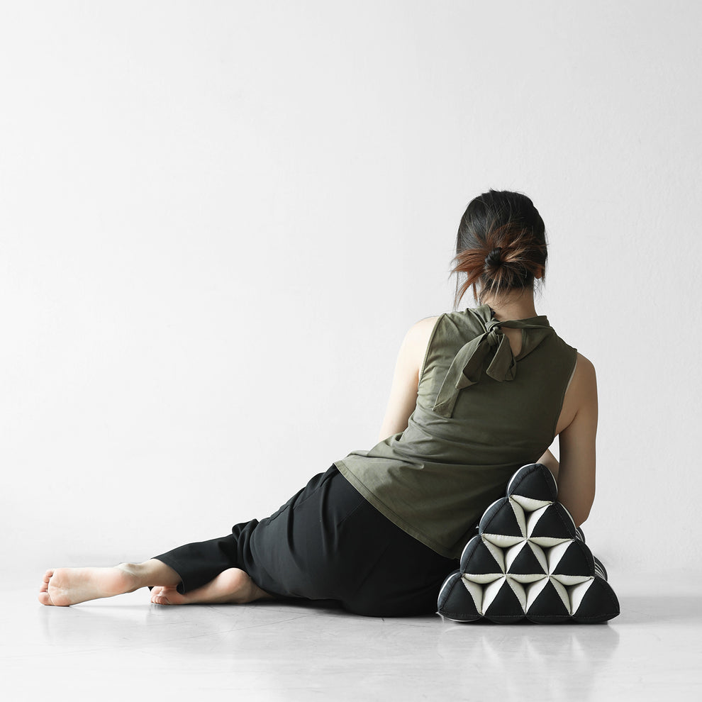 Triangle Pillow หมอนสามเหลี่ยม หมอนไทยทำมือ – PDMBRAND
